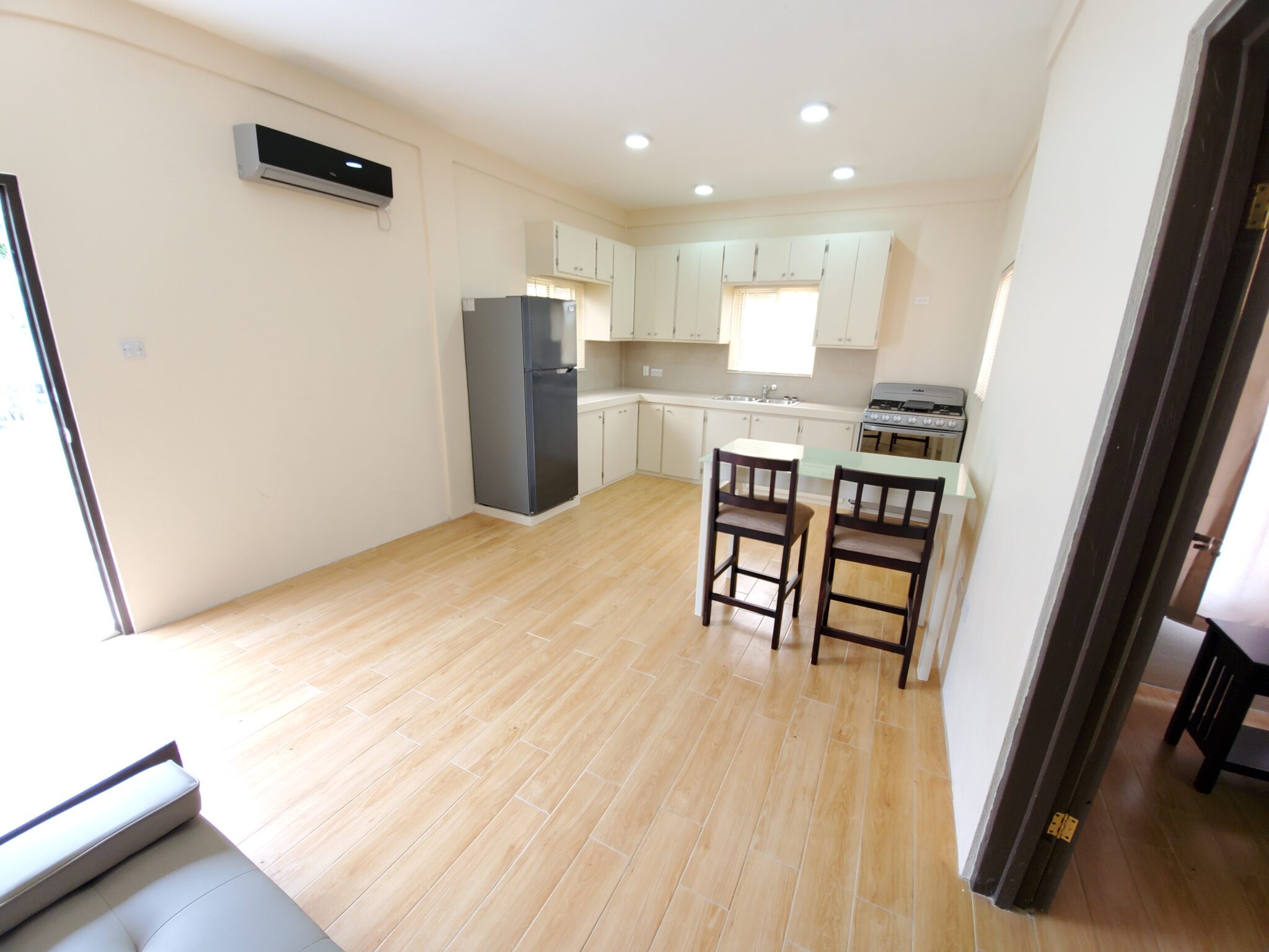 Lance Aux Epines: Modern 1 Bedroom Apartment, PET Friendly: R145-1 ...